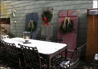 Colonial Sense: Society-Lifestyle: Holidays: Christmas Decorating: Exterior