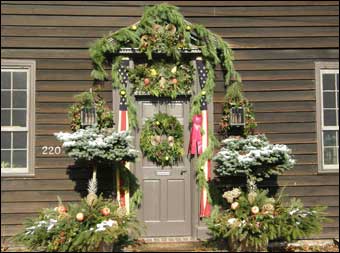 Colonial Sense: Society-Lifestyle: Holidays: Christmas Decorating: Exterior