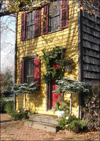 Colonial Sense: Society-Lifestyle: Holidays: Christmas Decorating: Exterior