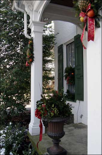 Colonial Sense: Society-Lifestyle: Holidays: Christmas Decorating: Exterior