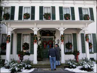 Colonial Sense: Society-Lifestyle: Holidays: Christmas Decorating: Exterior