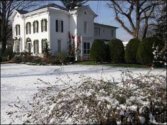 Colonial Sense: Society-Lifestyle: Holidays: Christmas Decorating: Exterior