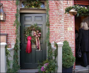 Colonial Sense: Society-Lifestyle: Holidays: Christmas Decorating: Exterior