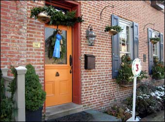 Colonial Sense: Society-Lifestyle: Holidays: Christmas Decorating: Exterior