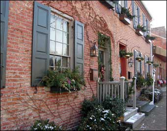 Colonial Sense: Society-Lifestyle: Holidays: Christmas Decorating: Exterior
